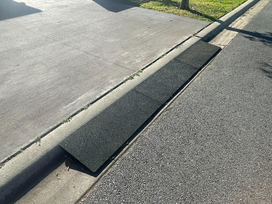 Heeve Driveway Rec. Rubber Kerb Ramp 1m Sections for Rolled-Edge Kerb ...