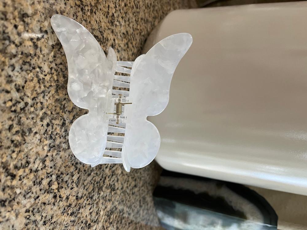 Shop Eco-Friendly Marble Claw Clip - Blonde at KITSCH