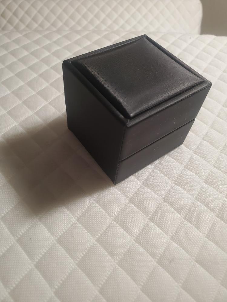 Elegant Ring Box – Modern Gents
